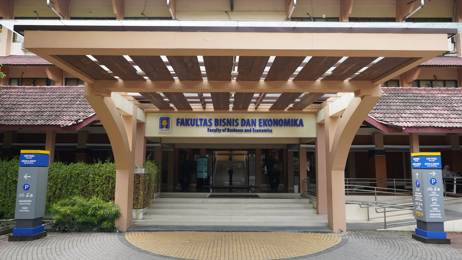 *ZA – Fasilitas – Program Studi Manajemen UII